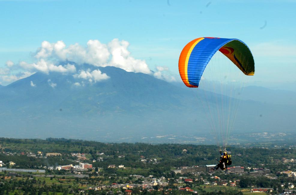 √ Paralayang Puncak Bogor: Review, Harga Tiket 2025 √ Paralayang Puncak Bogor: Review, Harga Tiket 2025